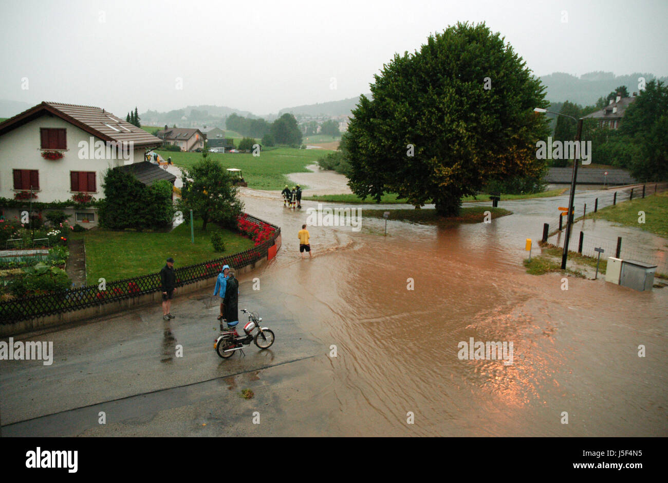 switzerland mud flood helpless water berschwemmung umweltkatastrophe ...
