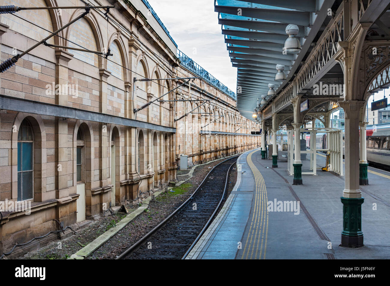Platform Edinburgh Waverley Station Stock Photo - Alamy
