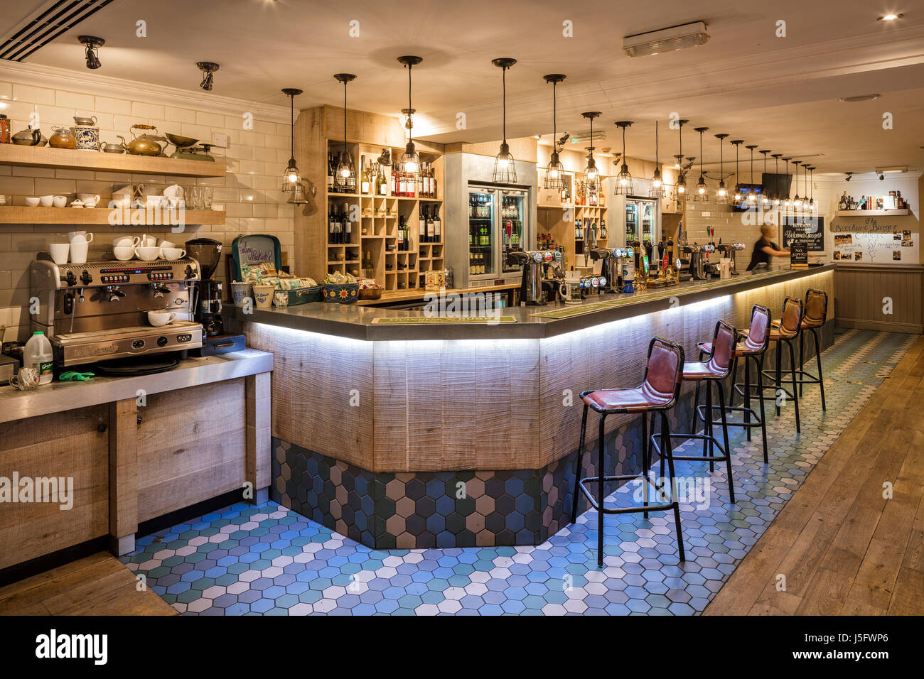 Pub at Glasgow Central Station Stock Photo - Alamy