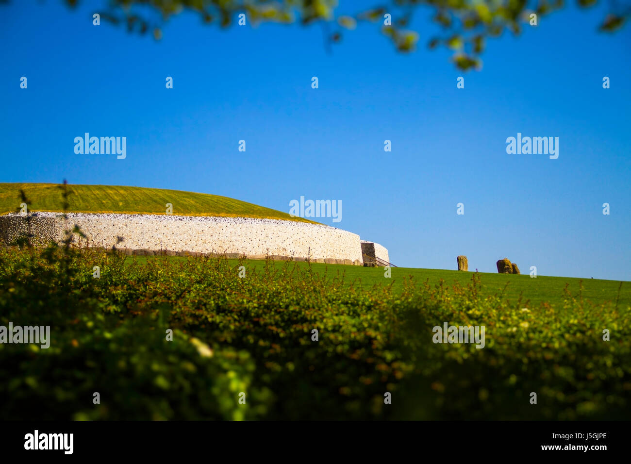 New stone age tomb hi-res stock photography and images - Alamy