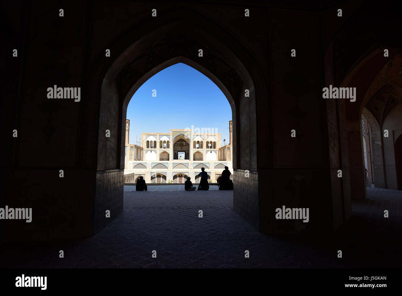 People silhouette under the arch Stock Photo - Alamy
