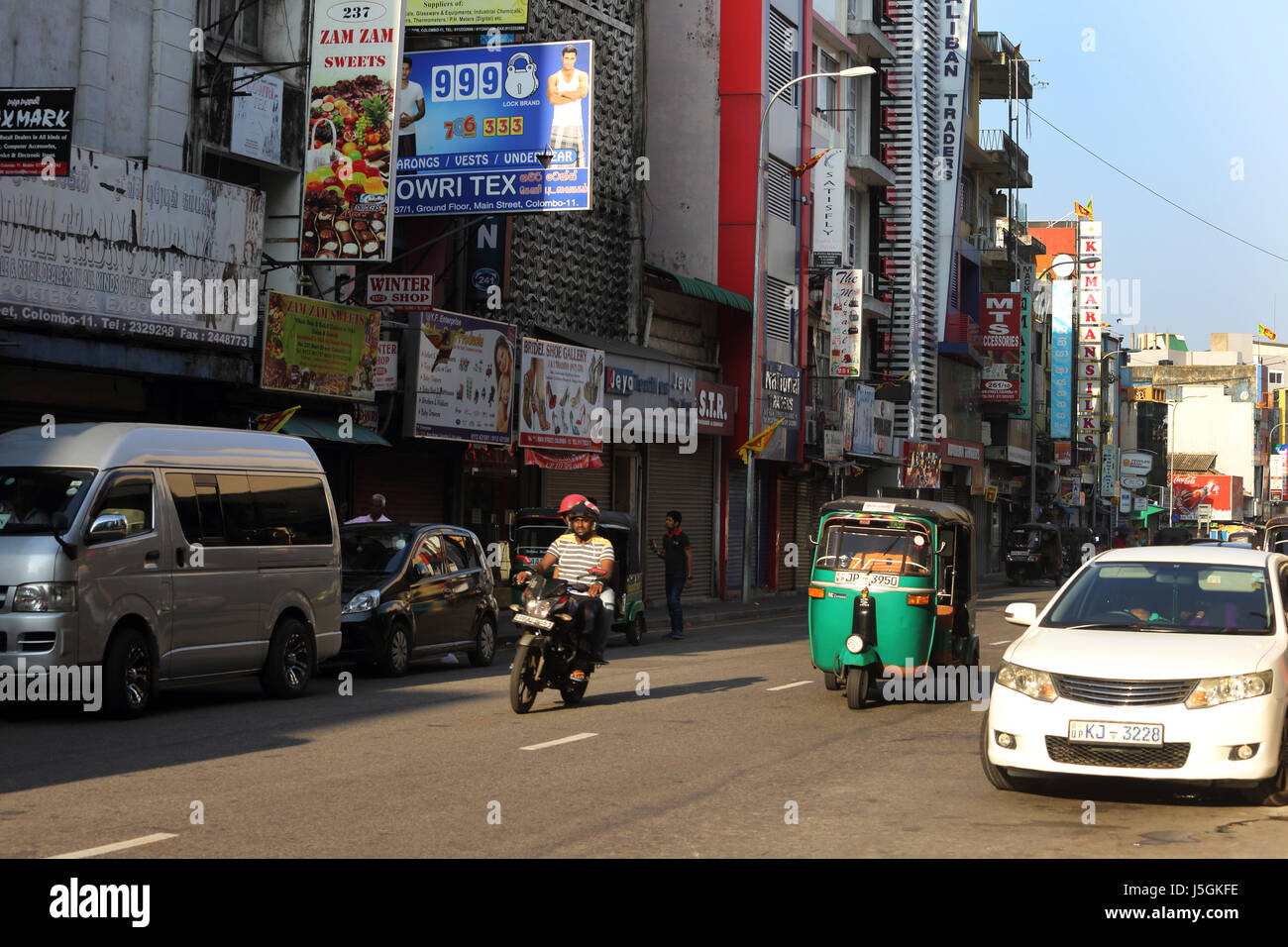 main street pettah colombo sri lanka traffic on road Stock Photo - Alamy