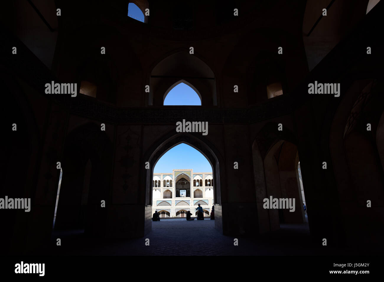 People silhouette under the arch Stock Photo - Alamy