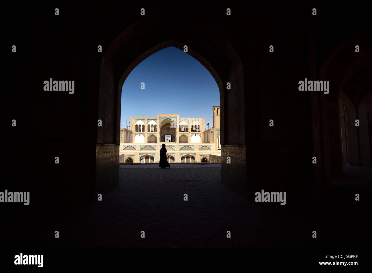 People silhouette under the arch Stock Photo - Alamy