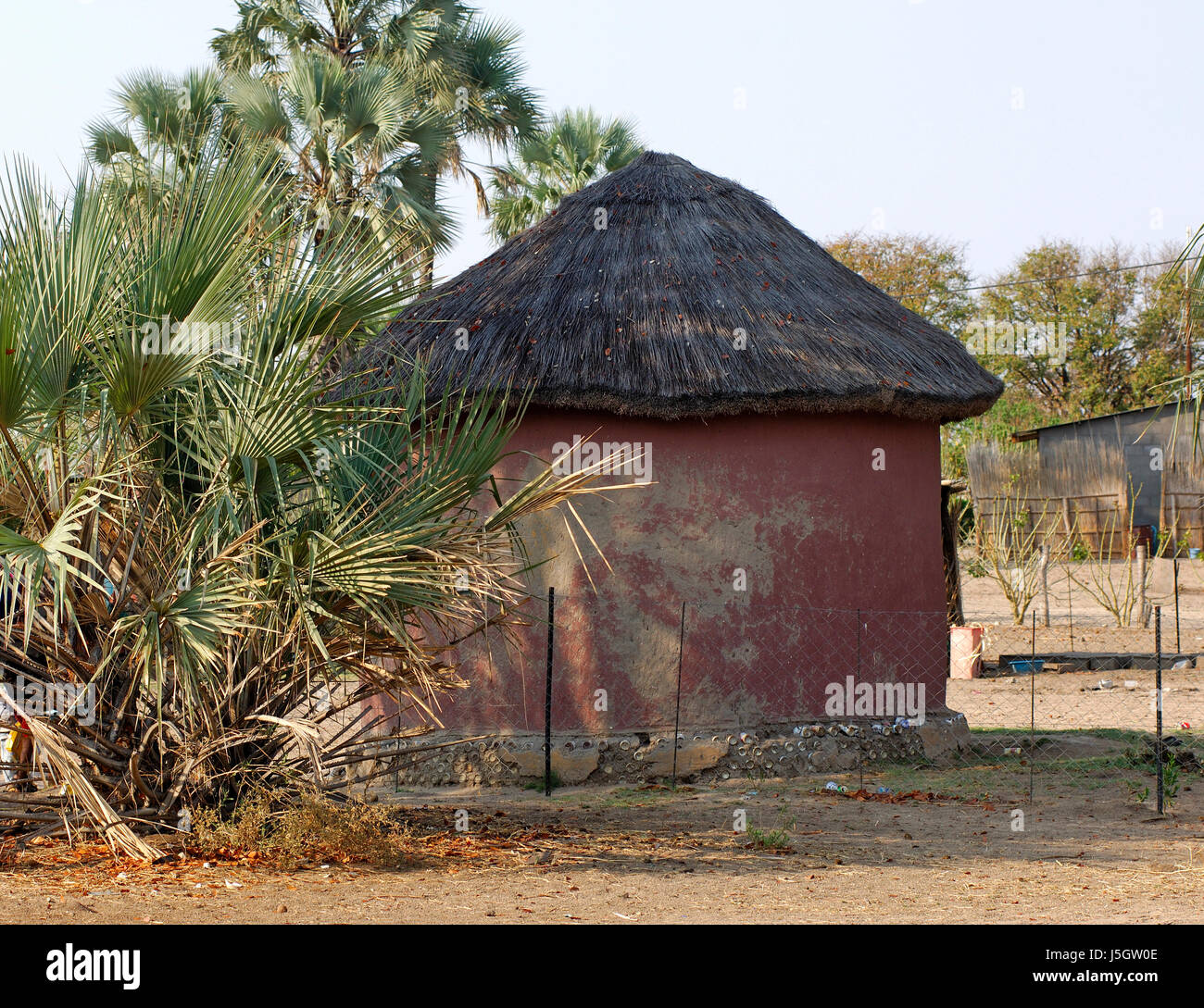 Traditional thatched rondavel hi-res stock photography and images - Alamy