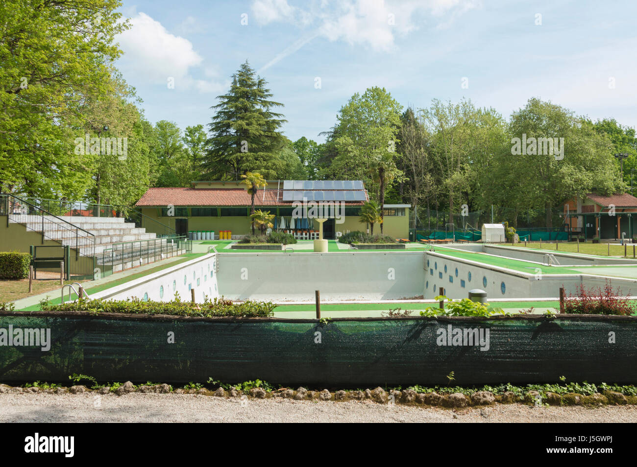 Empty hotel swimming pool hi-res stock photography and images - Alamy