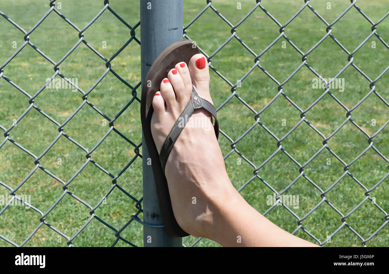 Female toes grass hi-res stock photography and images - Alamy