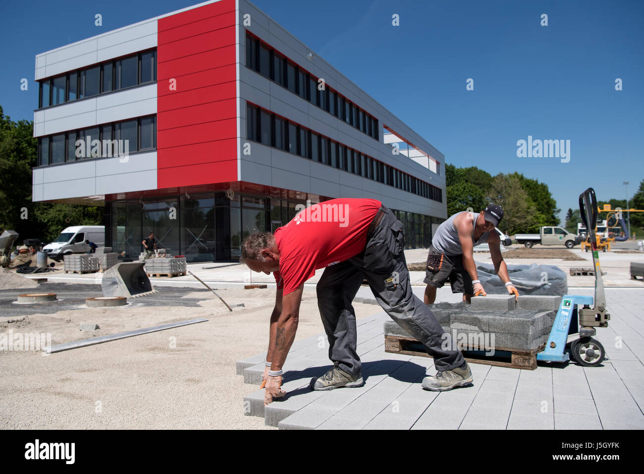 Munich, Germany. 17th May, 2017. Construction workers at the building ...