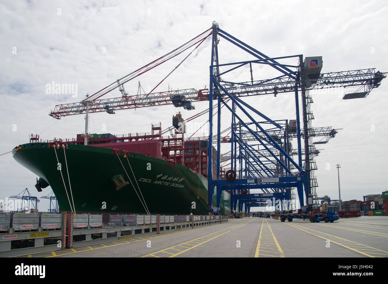 Cosco shipping lines hi-res stock photography and images - Alamy