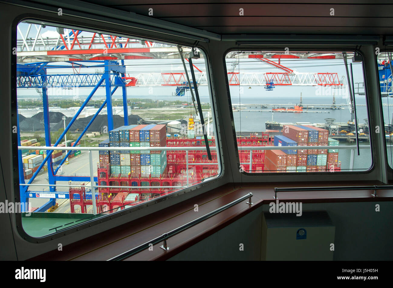 Cosco shipping lines hi-res stock photography and images - Alamy