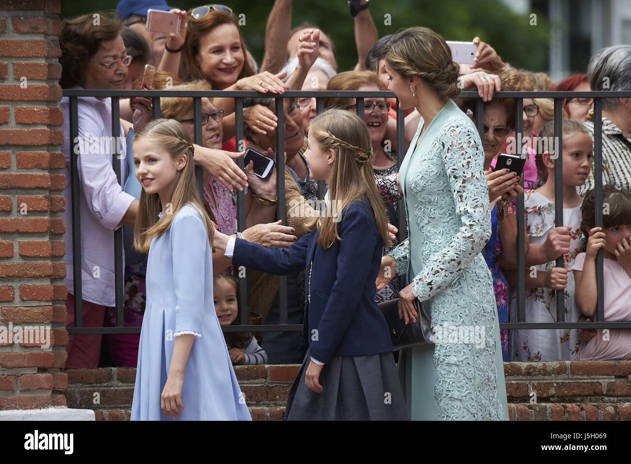 Madrid, Spain. 17th May, 2017. Crown Princess Leonor, Princess Sofia, Queen Letizia of Spain ...