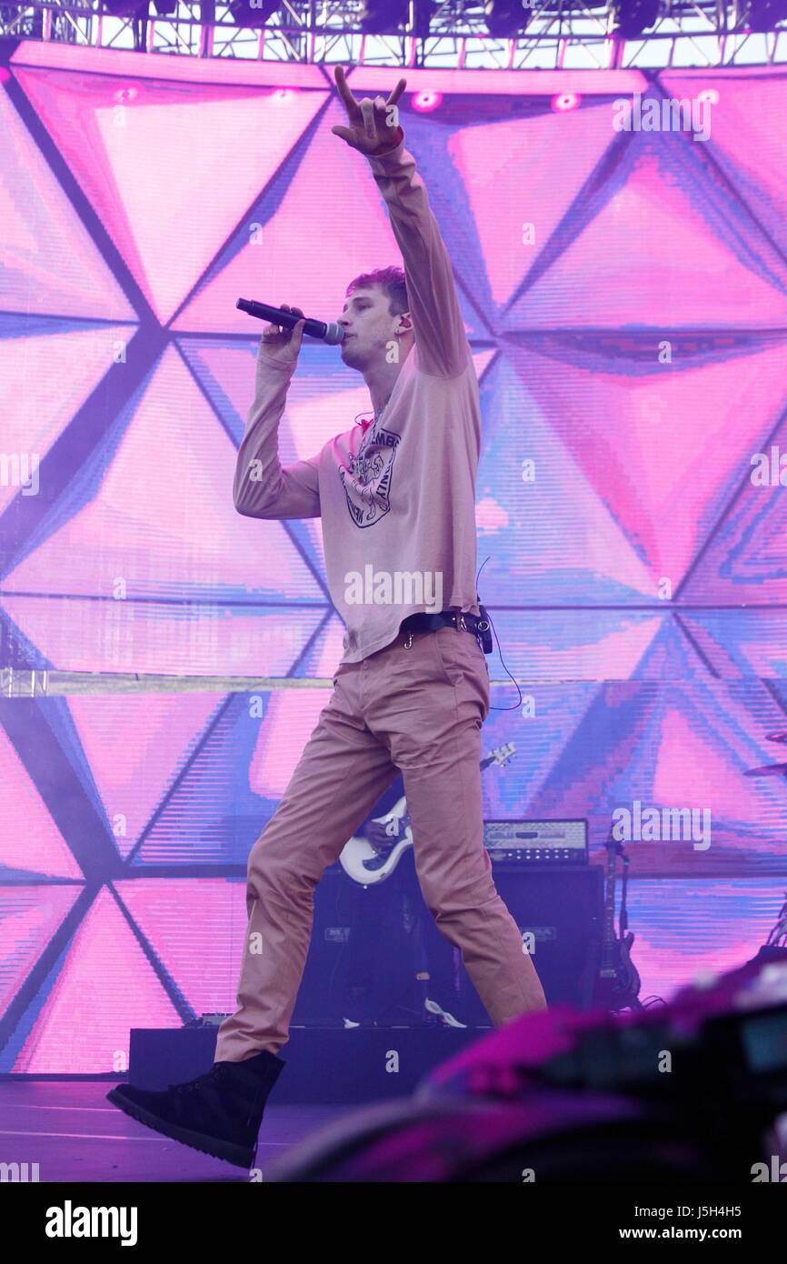 Machine gun kelly on stage hi-res stock photography and images - Alamy