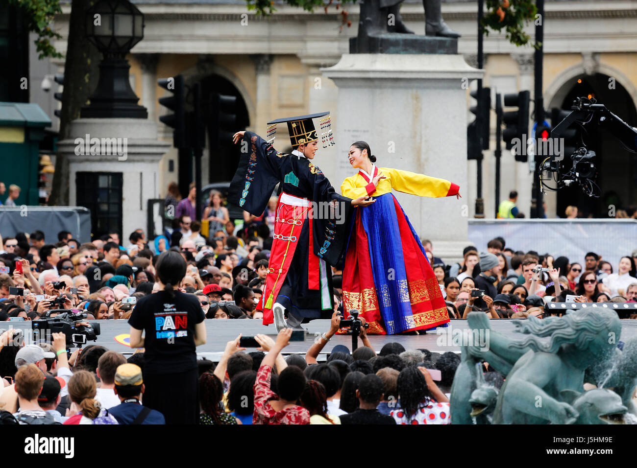 Korean wedding dress hi-res stock photography and images - Alamy