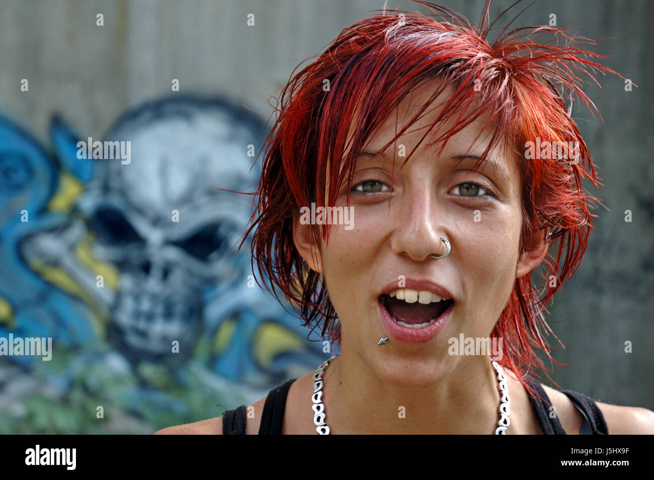 woman talk speaking speaks spoken speak talking chat nattering face ...