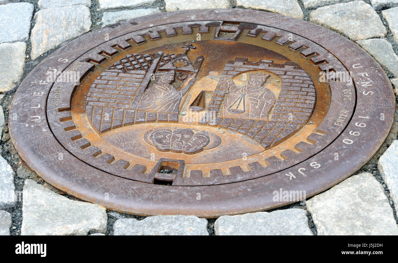 Manhole cover in cobbled street hi-res stock photography and images - Alamy