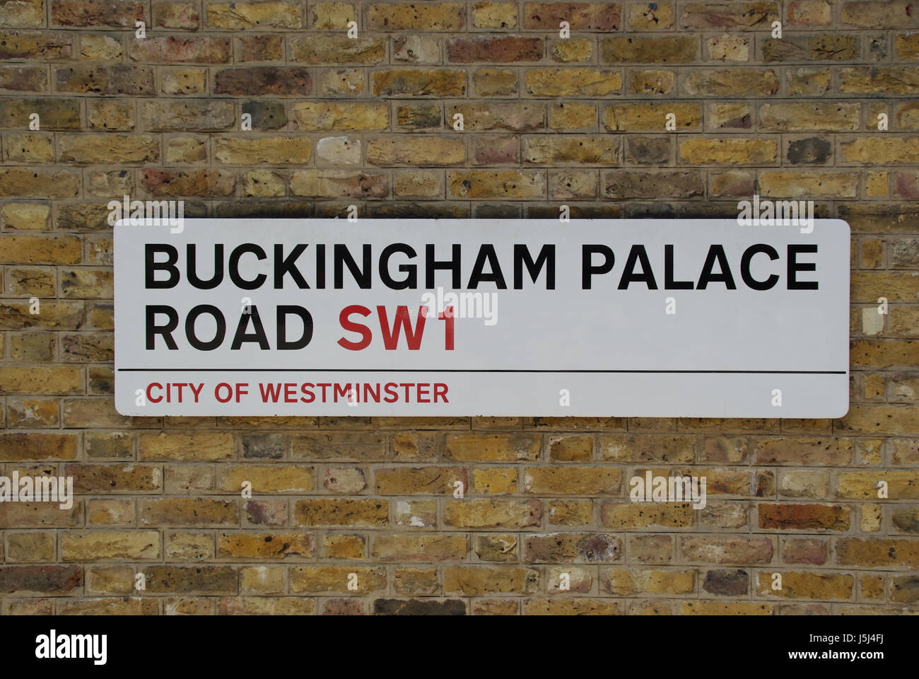 The wall of the buckingham palace hi-res stock photography and images ...