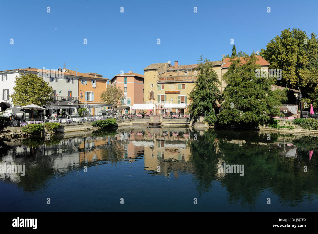 Riverside houses, restaurants and bars, L'Isle-sur-la-Sorgue, France ...