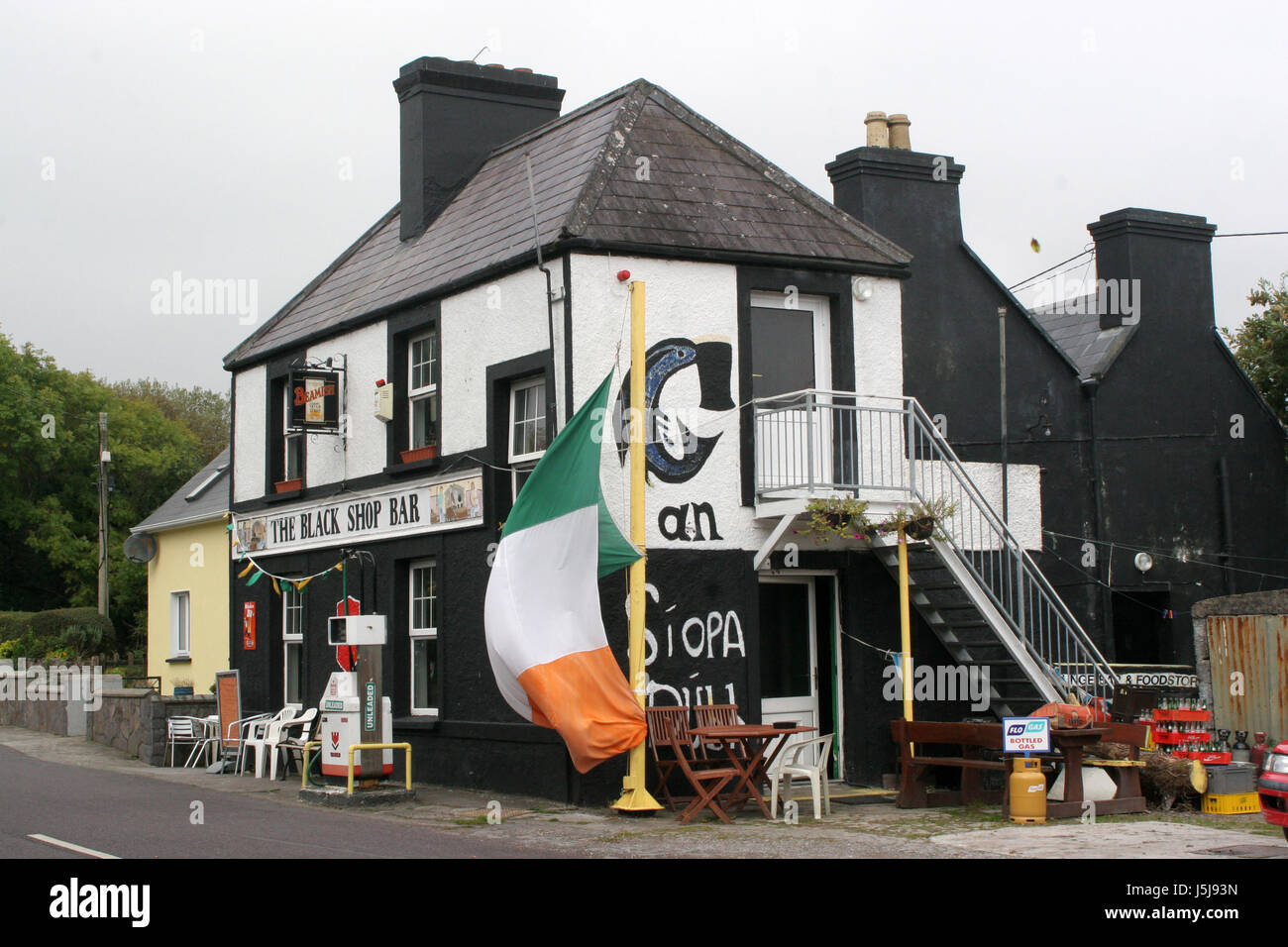Pub on street hi-res stock photography and images - Alamy