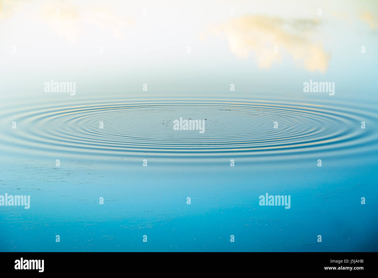 Water ripples reflection blue white circle hi-res stock photography and ...
