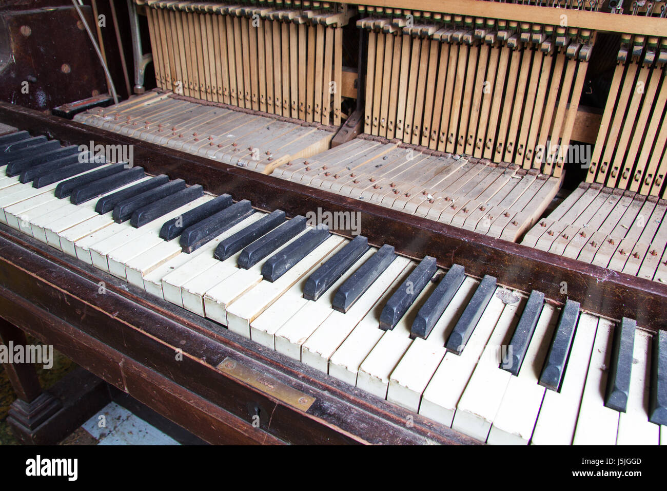 Keys from an old broken and damaged piano Stock Photo - Alamy