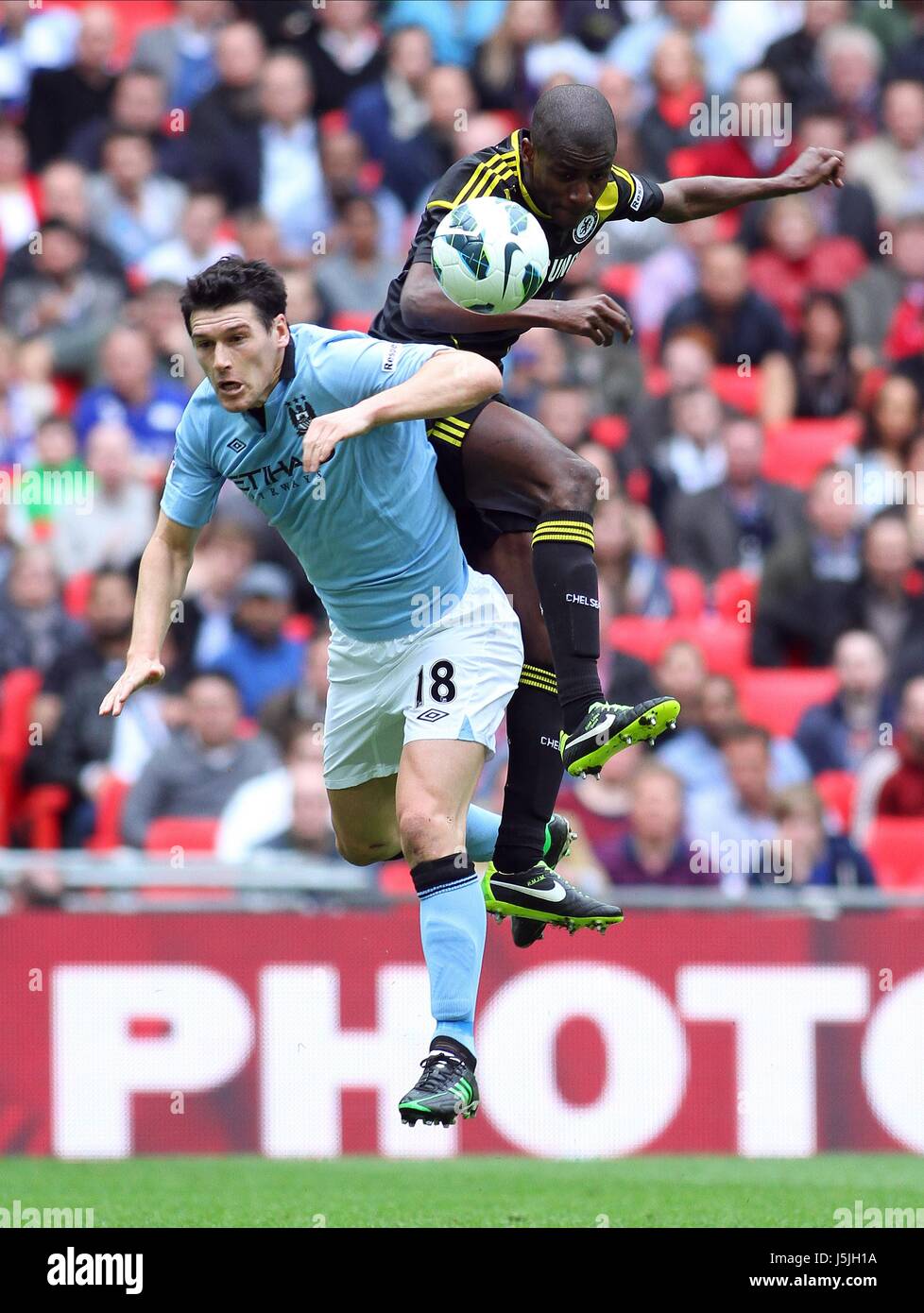 Gareth barry chelsea hi-res stock photography and images - Alamy