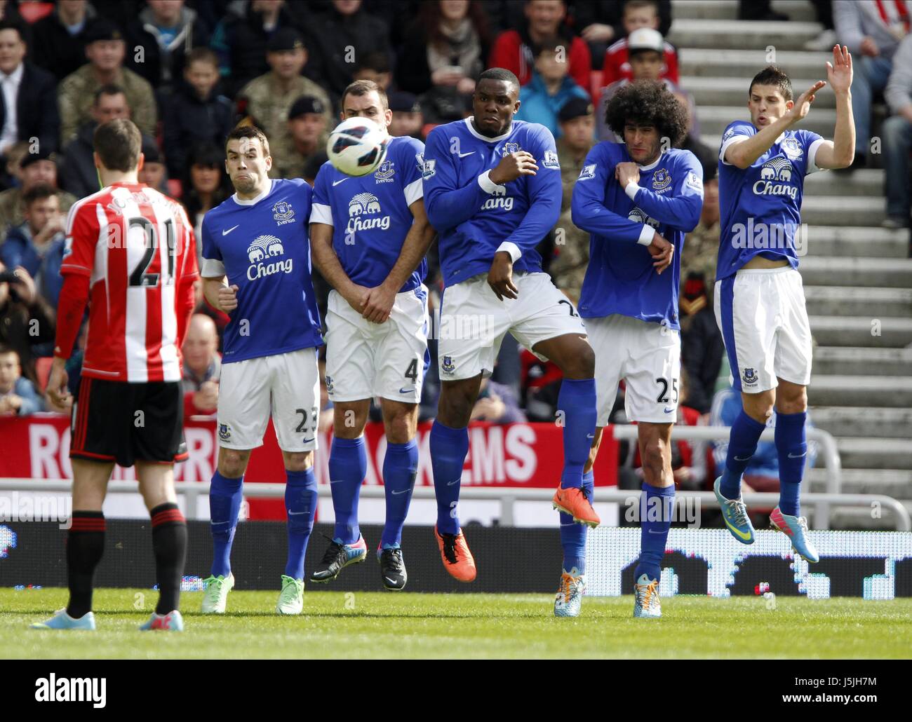 EVERTON DEFEND FREE KICK SUNDERLAND V EVERTON STADIUM OF LIGHT ...