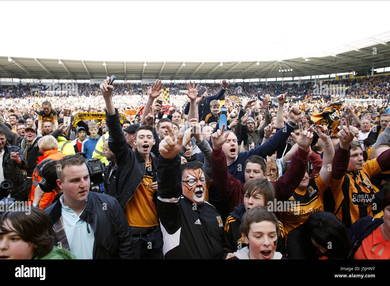 HULL FANS CELEBRATE HULL CITY V CARDIFF CITY KC STADIUM HULL ENGLAND 04 ...