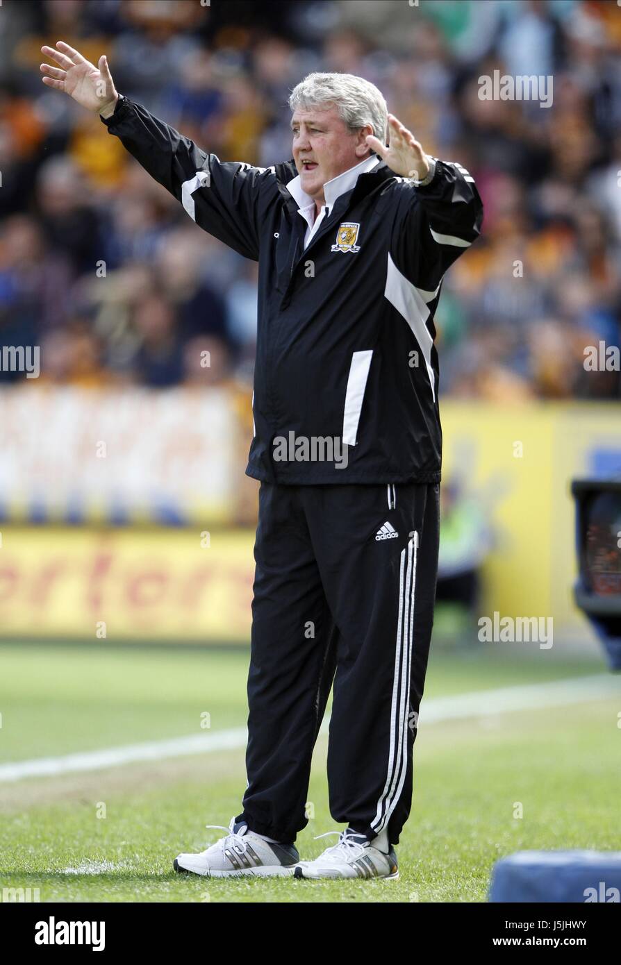 STEVE BRUCE HULL CITY FC MANAGER KC STADIUM HULL ENGLAND 04 May 2013 ...
