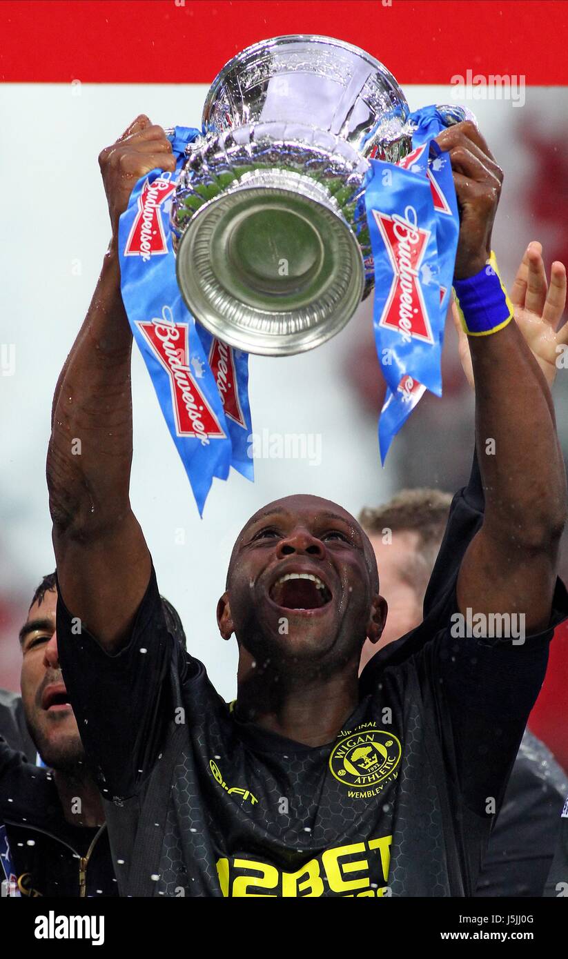 EMMERSON BOYCE WITH THE FA CUP MANCHESTER CITY V WIGAN ATHLET WEMBLEY ...