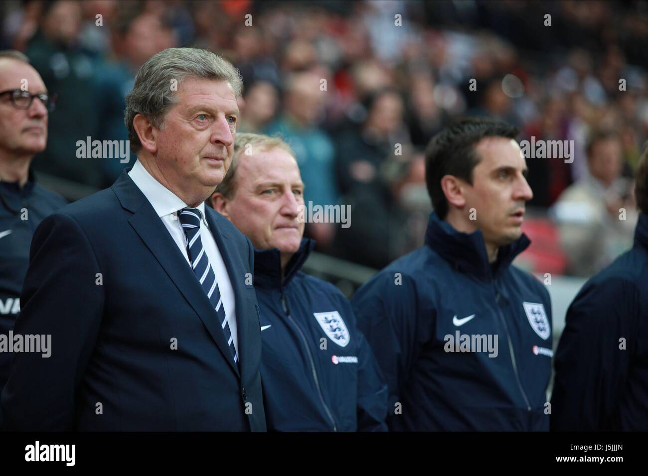 ROY HODGSON RAY LEWINGTON & G ENGLAND V REP OF IRELAND WEMBLEY STADIUM ...