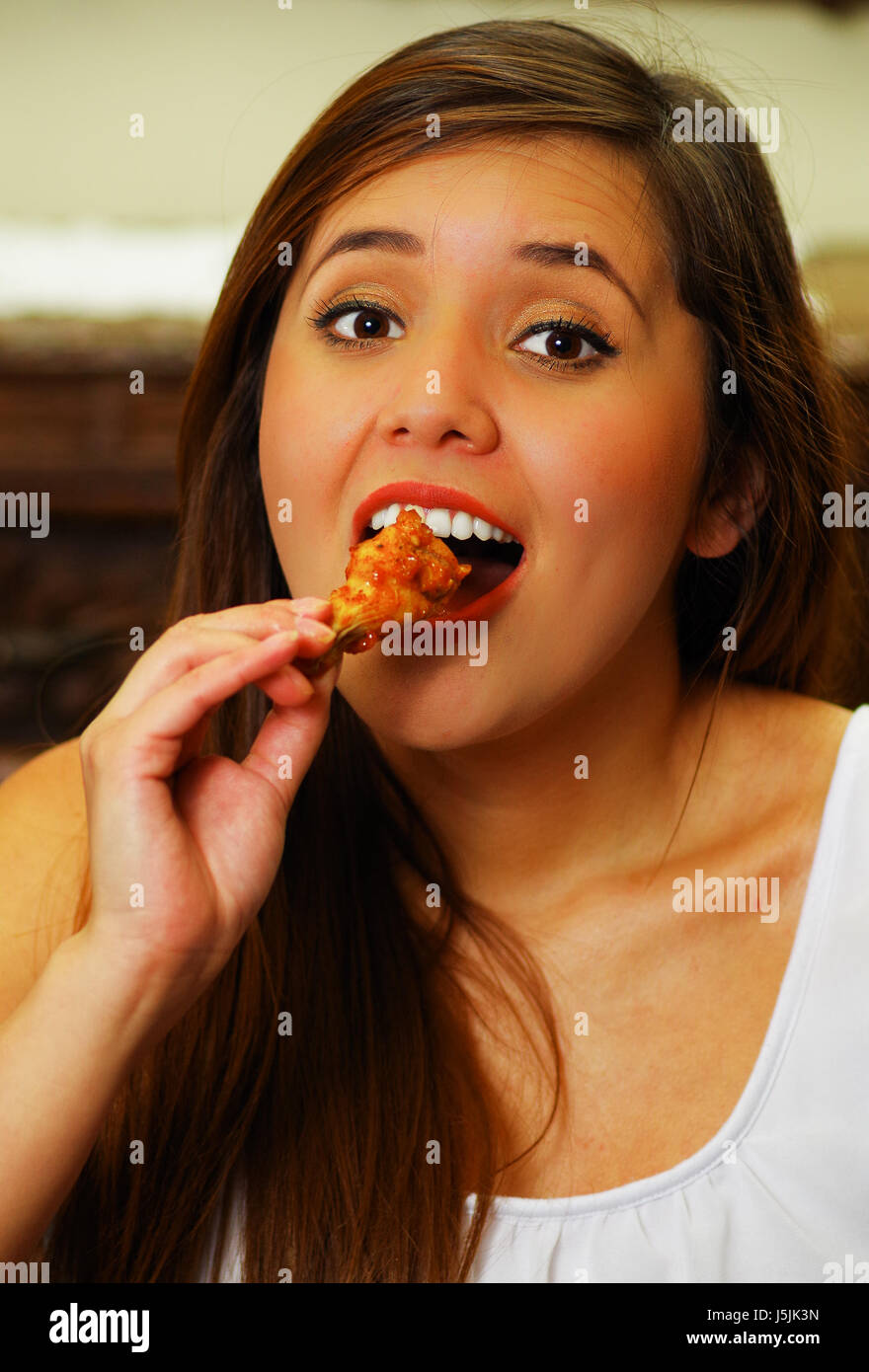 20s adult eating wings hi-res stock photography and images - Alamy