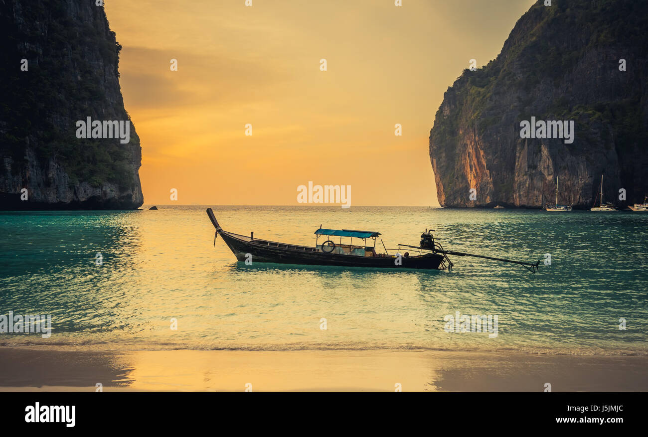 Sunset Phi phi Le island Maya bay Thailand Stock Photo - Alamy