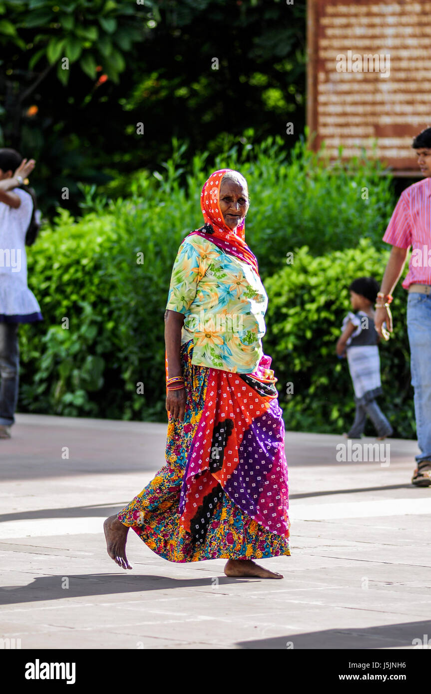 Poor indian woman walking hi-res stock photography and images - Alamy