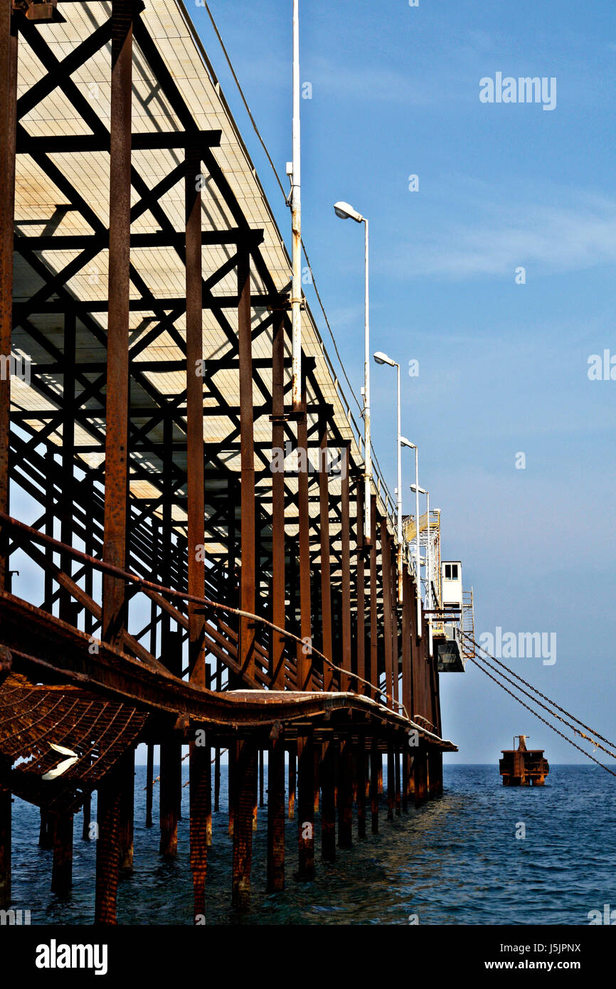 Old loading dock hi-res stock photography and images - Alamy
