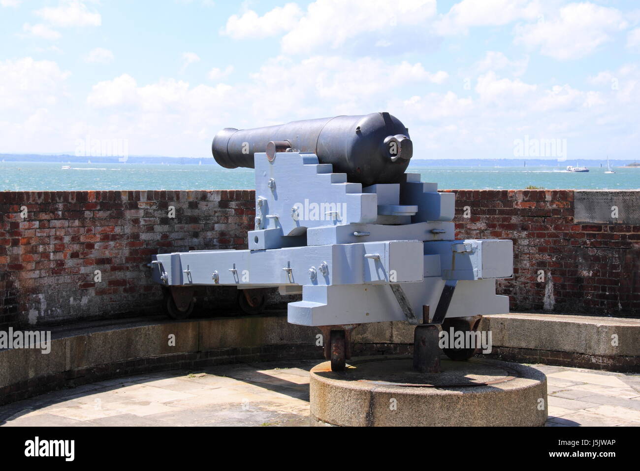 64 pounder cannon hi-res stock photography and images - Alamy