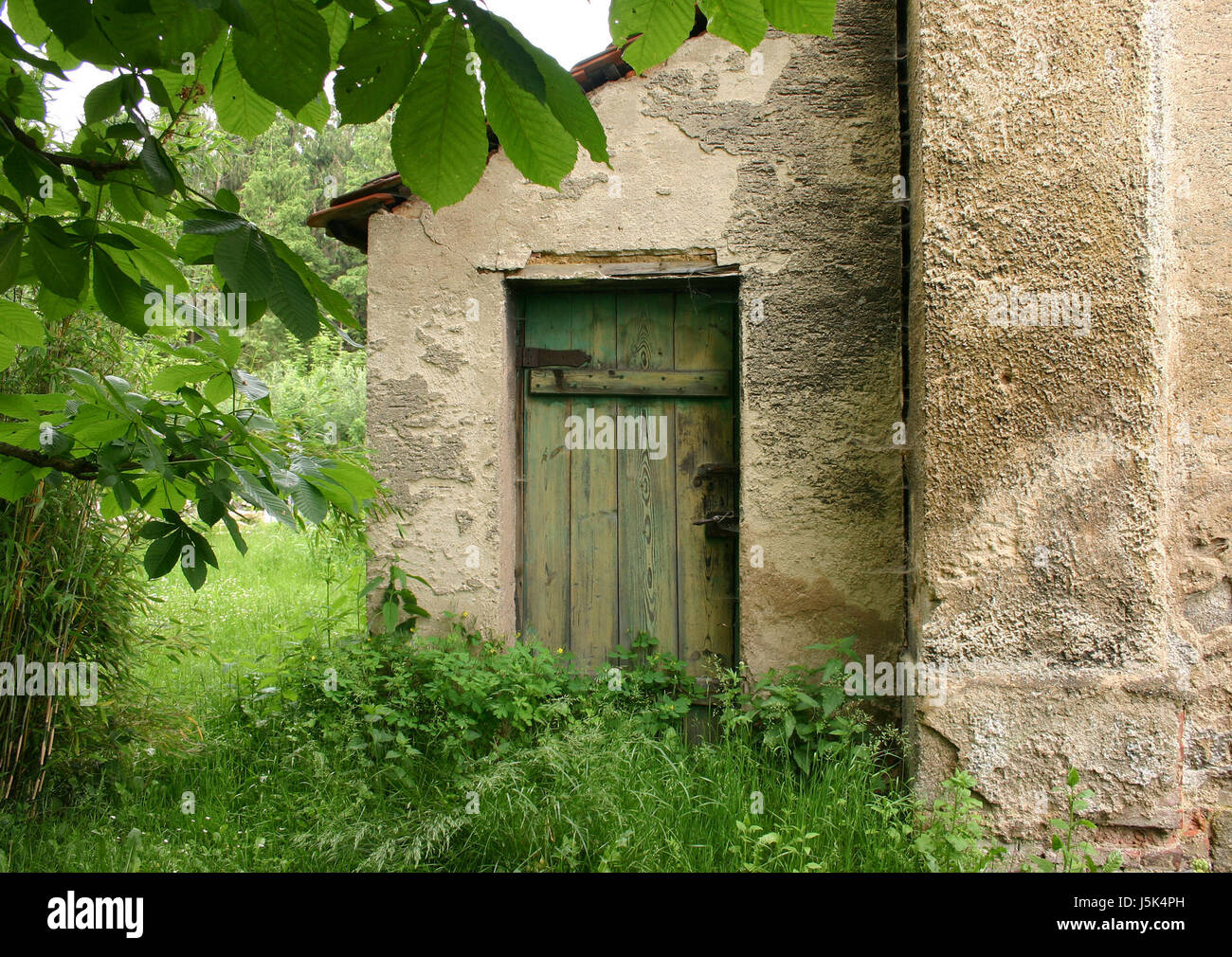 park garden ailing wall closed facade open secret hidden execrated ...