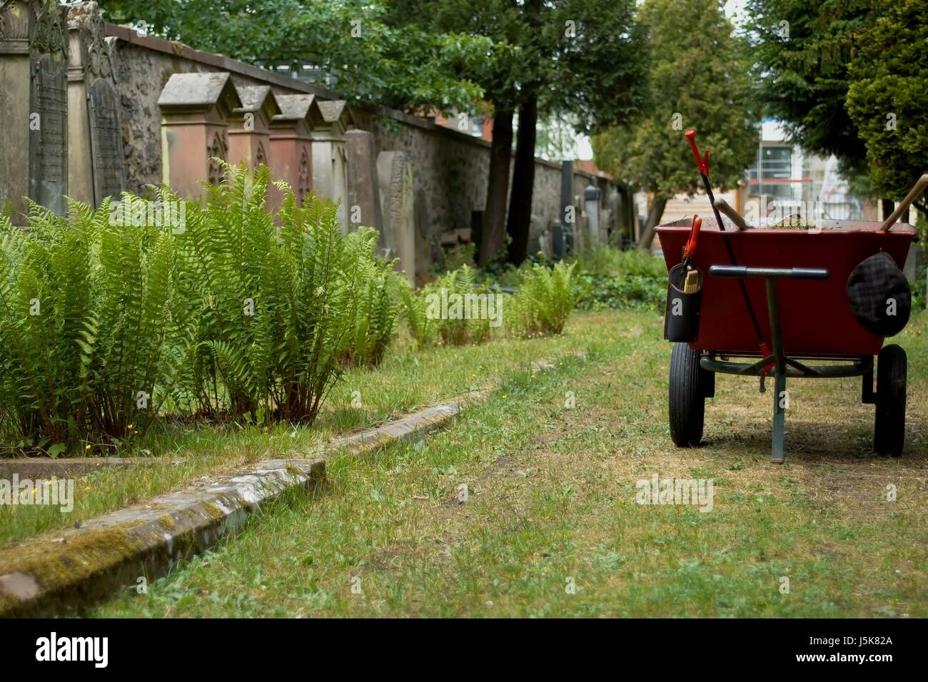 Grtnerschubkarre hi-res stock photography and images - Alamy