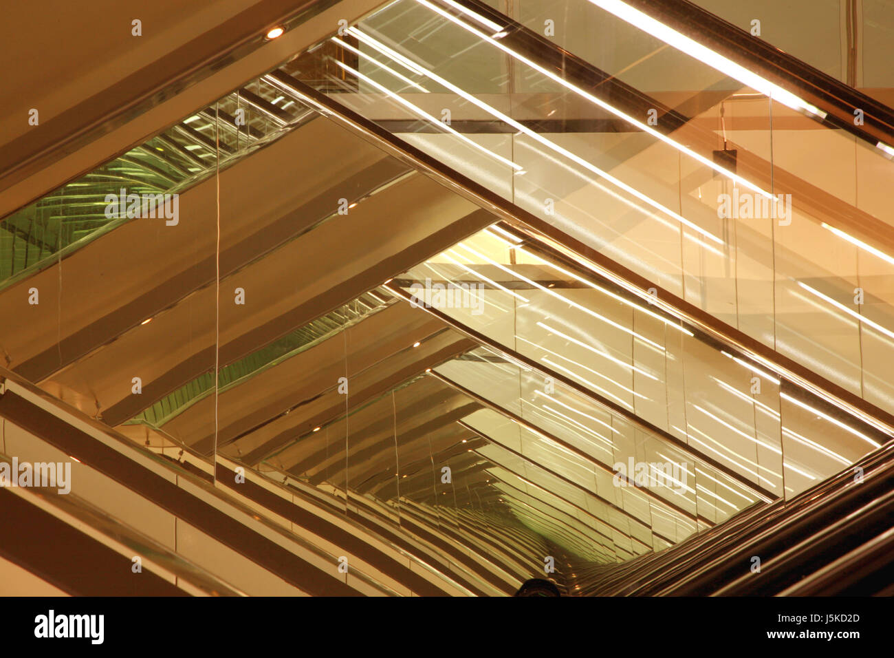 reflection mirroring endless infinite glassy mirror ins unendliche ...