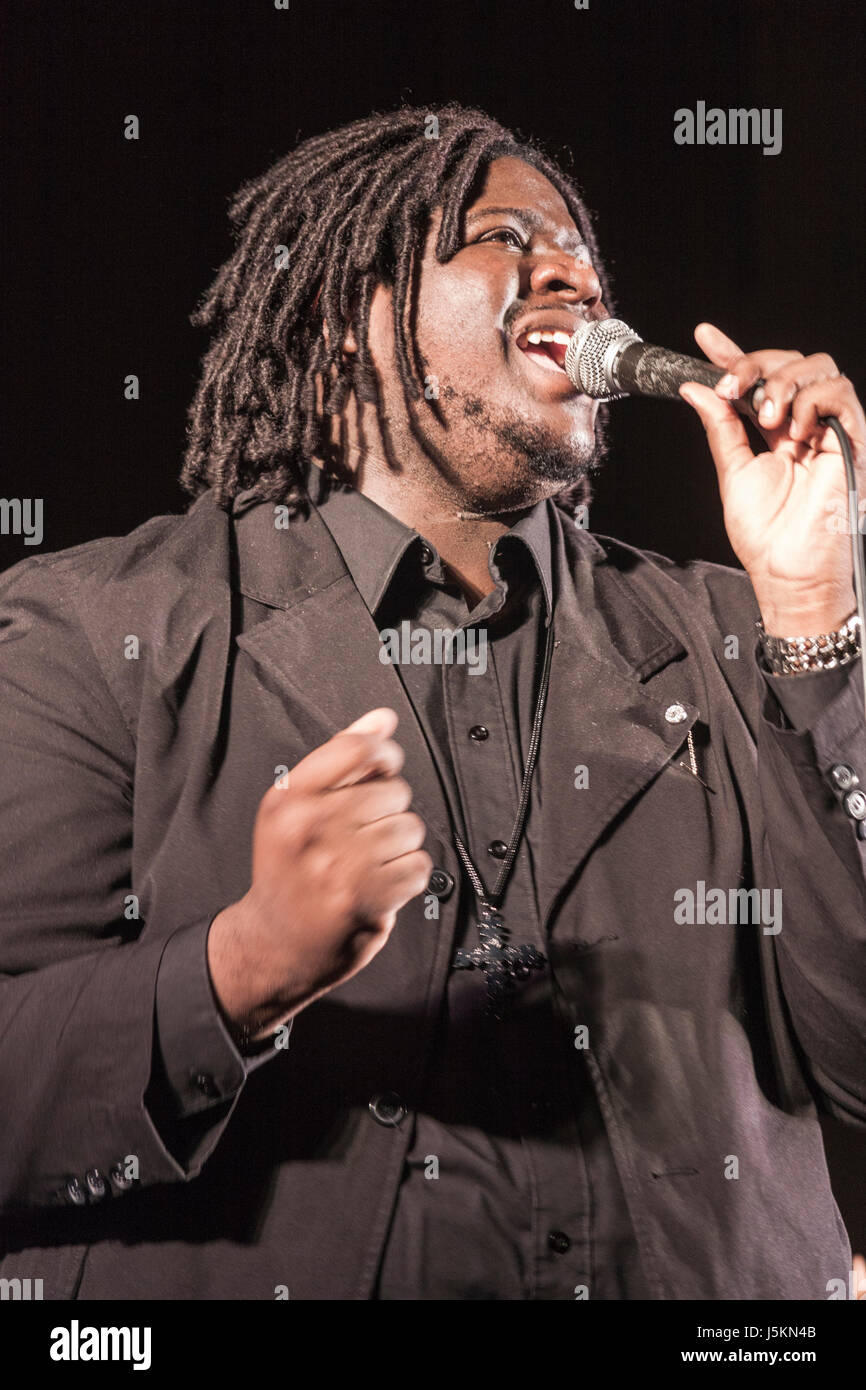 Singer gospel hi-res stock photography and images - Alamy