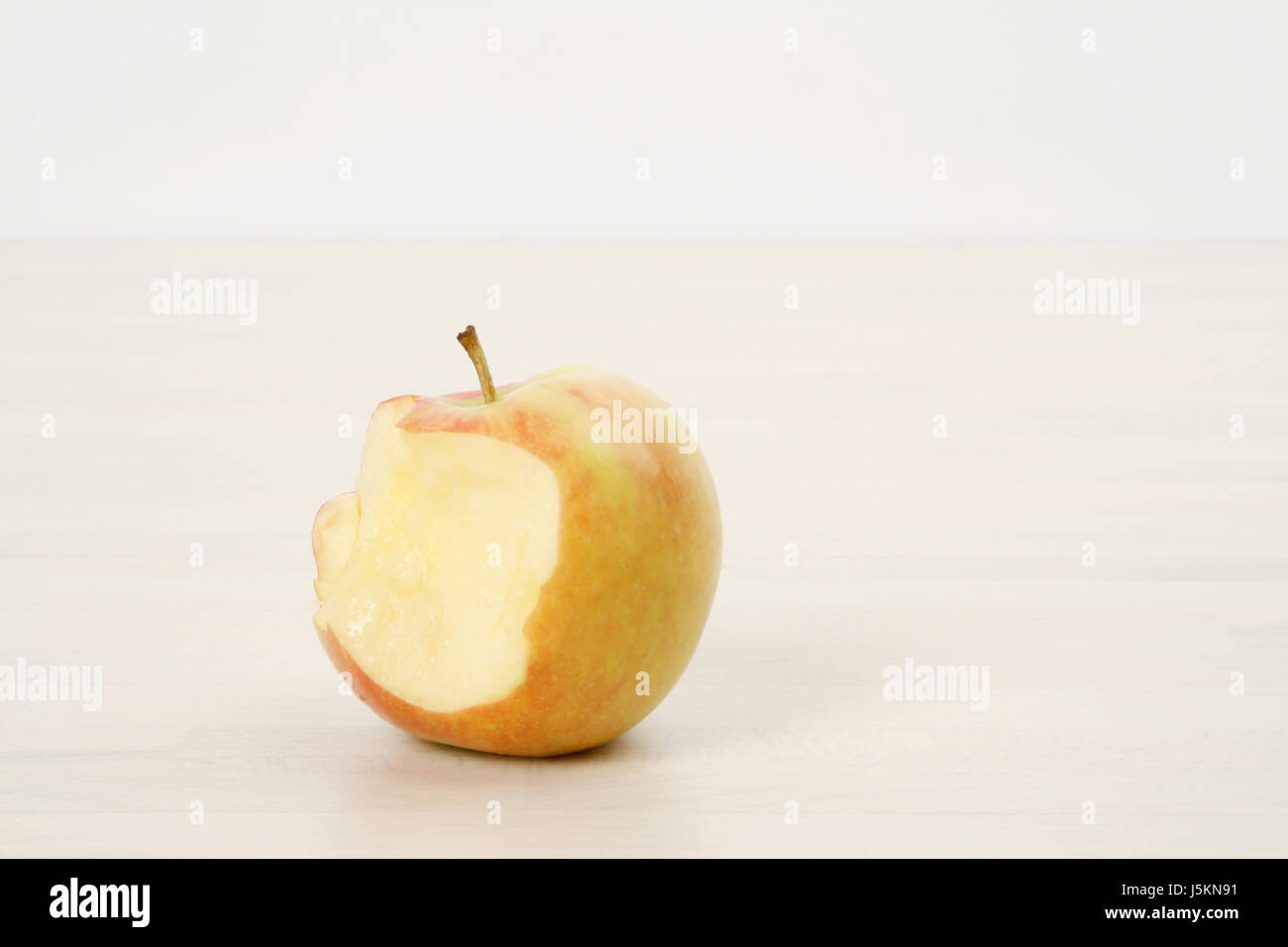 apple on tabletop Stock Photo - Alamy