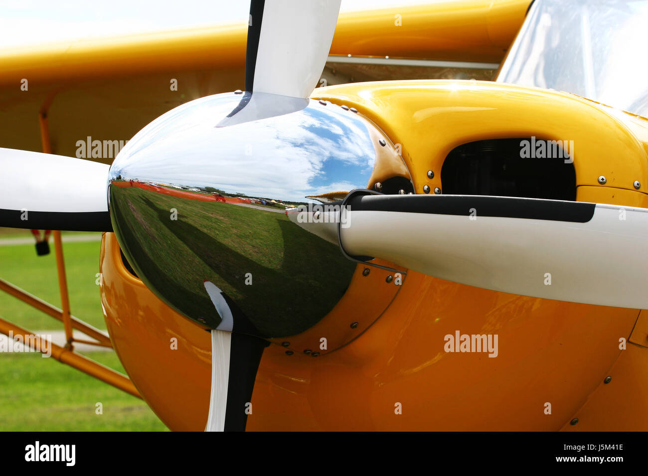 engine drive motor propeller mirroring aircraft aeroplane plane ...