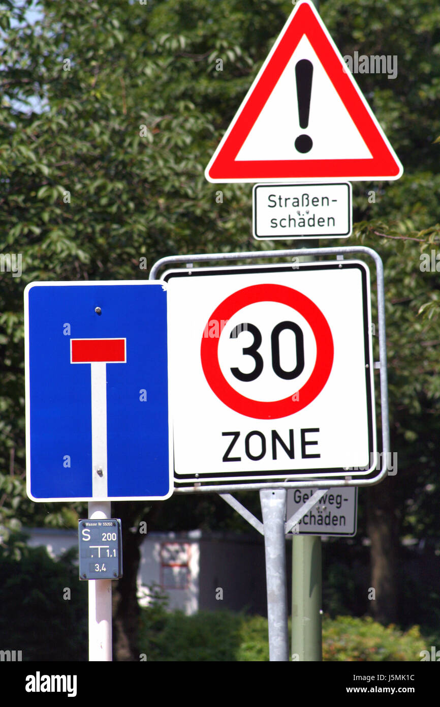 30 zone schild hi-res stock photography and images - Alamy