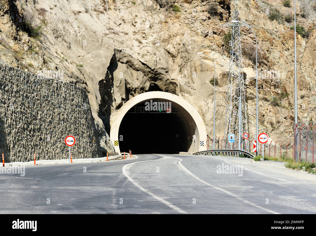 Entrance road tunnel traffic signs hi-res stock photography and images ...