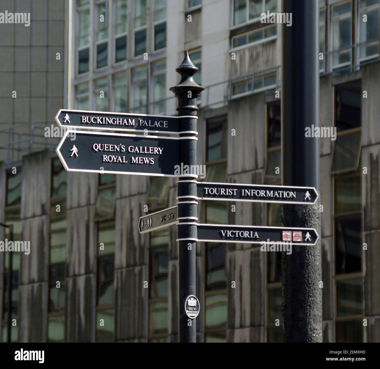 signpost buckingham palace Stock Photo - Alamy