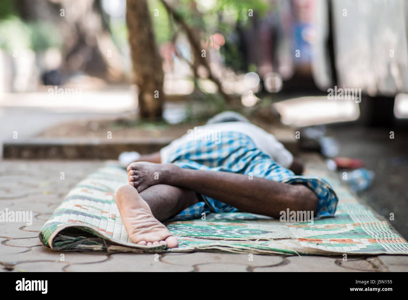 A homeless man sleeping on the streets of Mumbai, India Stock Photo - Alamy