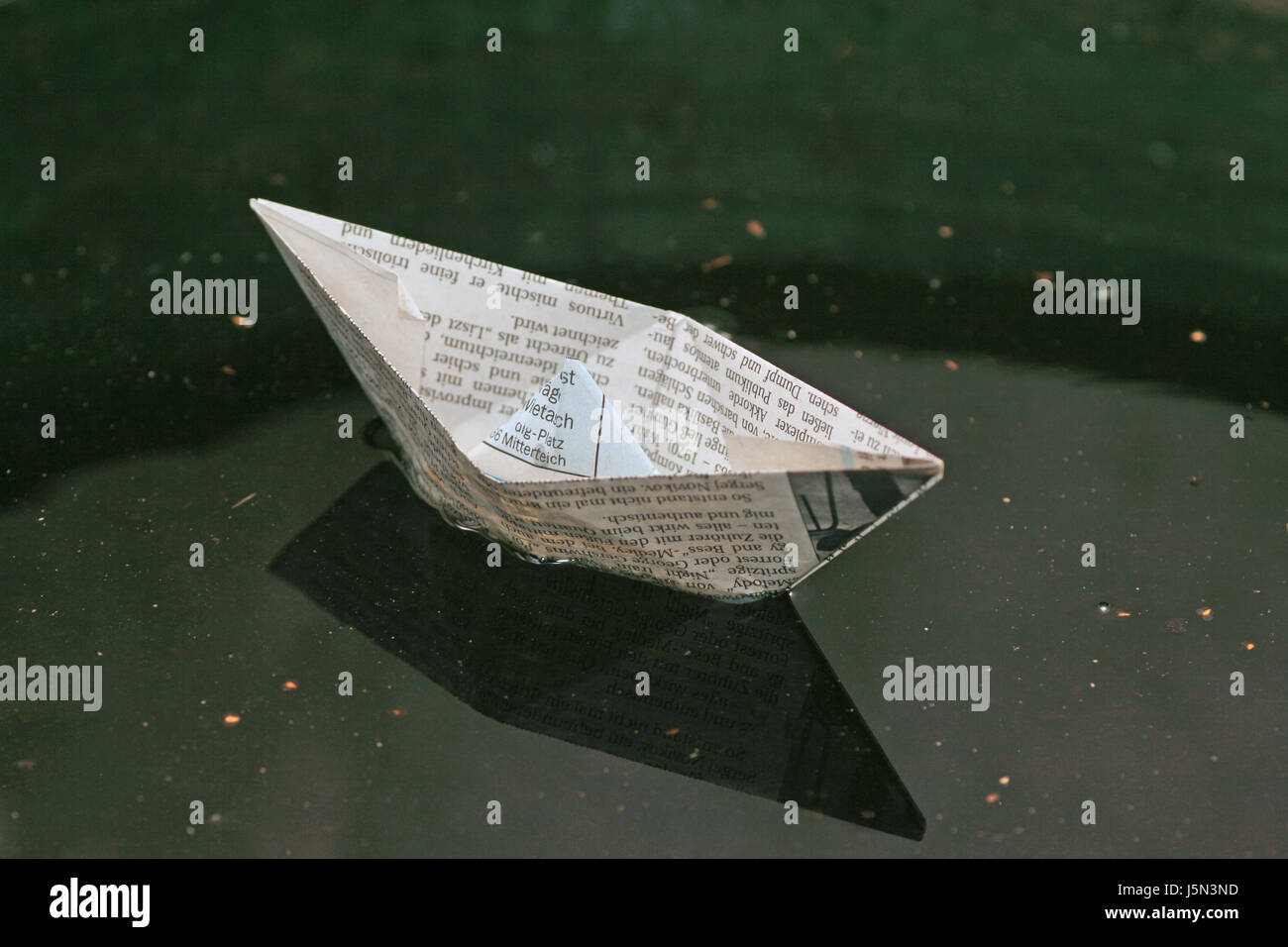 Papierschiffchen hi-res stock photography and images - Alamy
