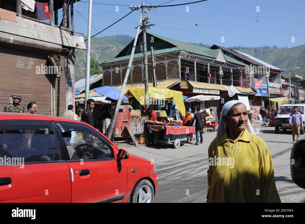 Travelling to Kashmir, Street in Srinagar, Srinagar is the largest city ...