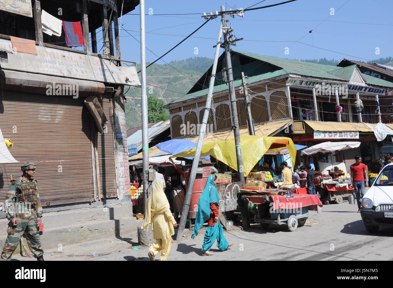 Travelling to Kashmir, Street in Srinagar, Srinagar is the largest city ...