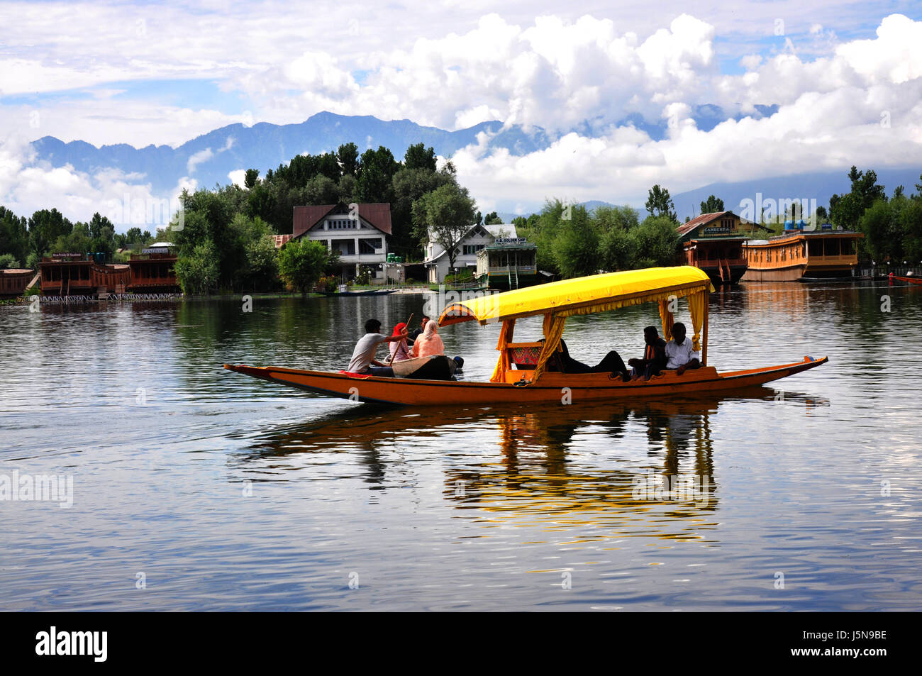 Kashmir, world-famous Dal Lake, A Shikara Ride, Jannat on Mission ...