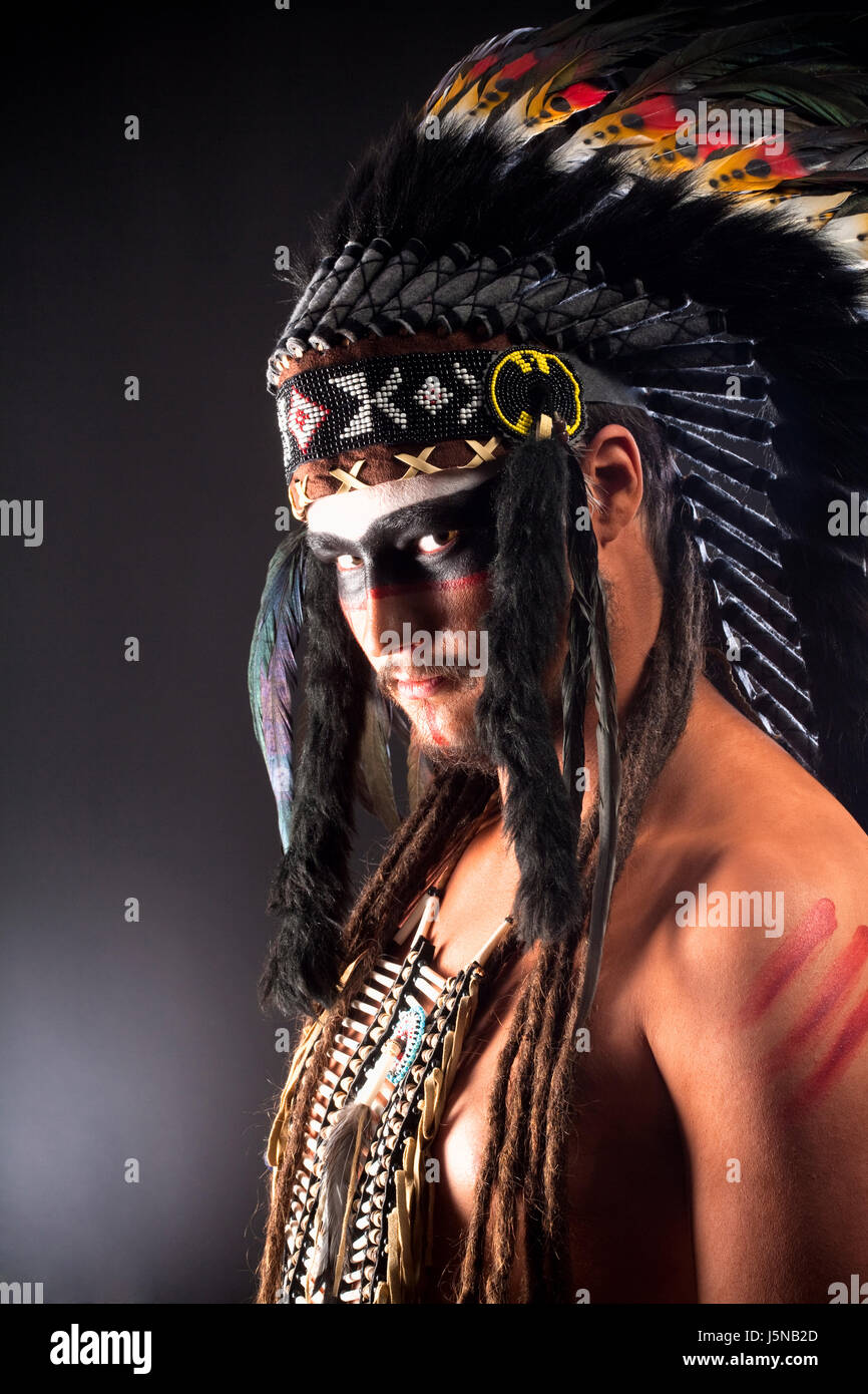 Native American Indian Chief War Bonner Headdress Stock Photo - Alamy